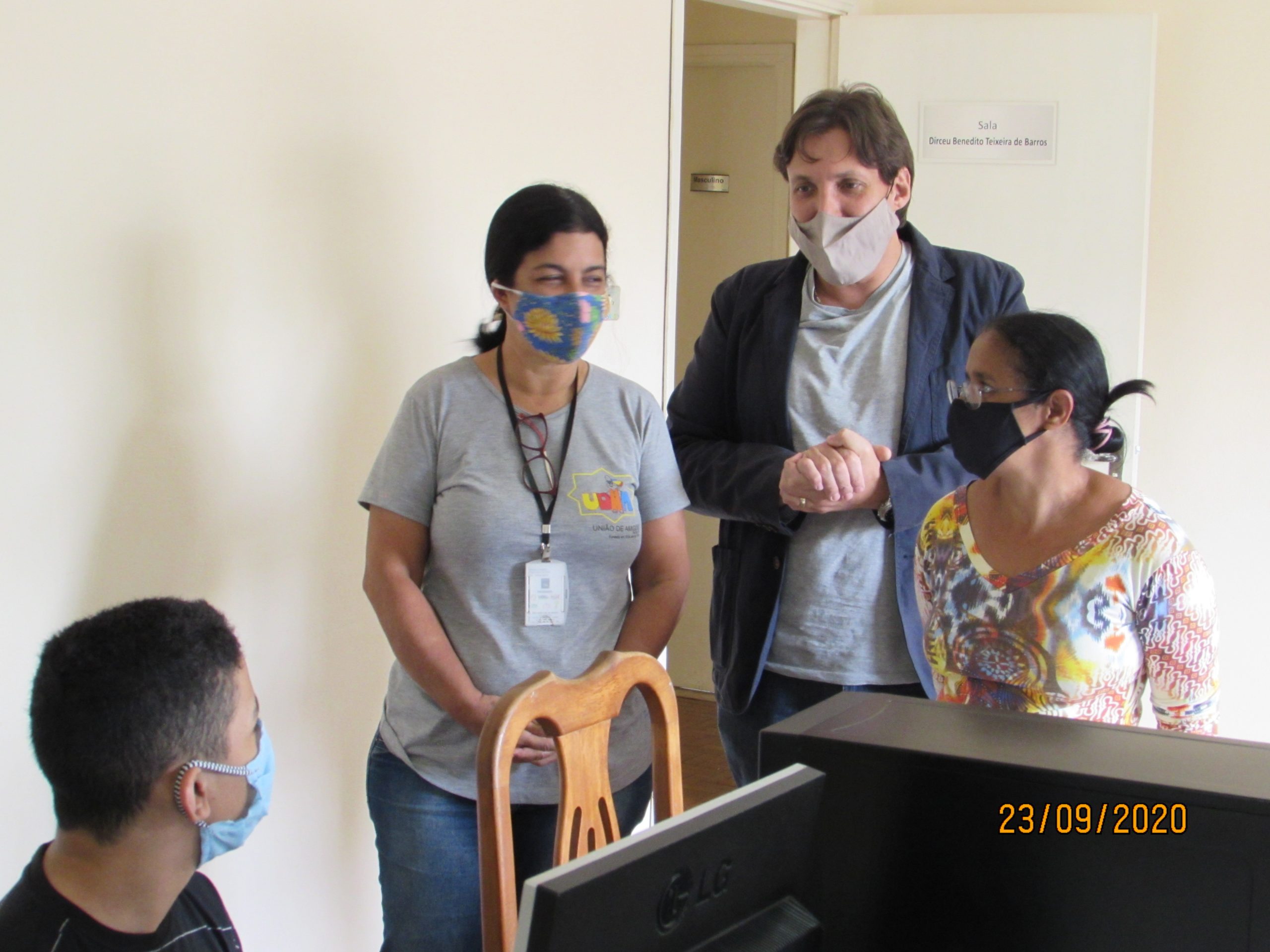 Beneficiário da oficina de Hardware recebe doação de curso de inglês e ...